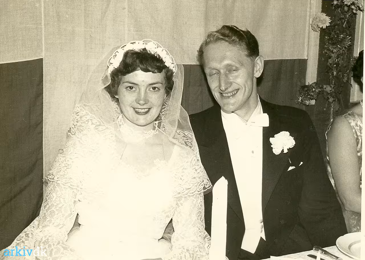 arkiv.dk | Bruden Birthe Neerup Jensen og brudgommen Leif Ernst Petersen ved deres bryllupsfest ...