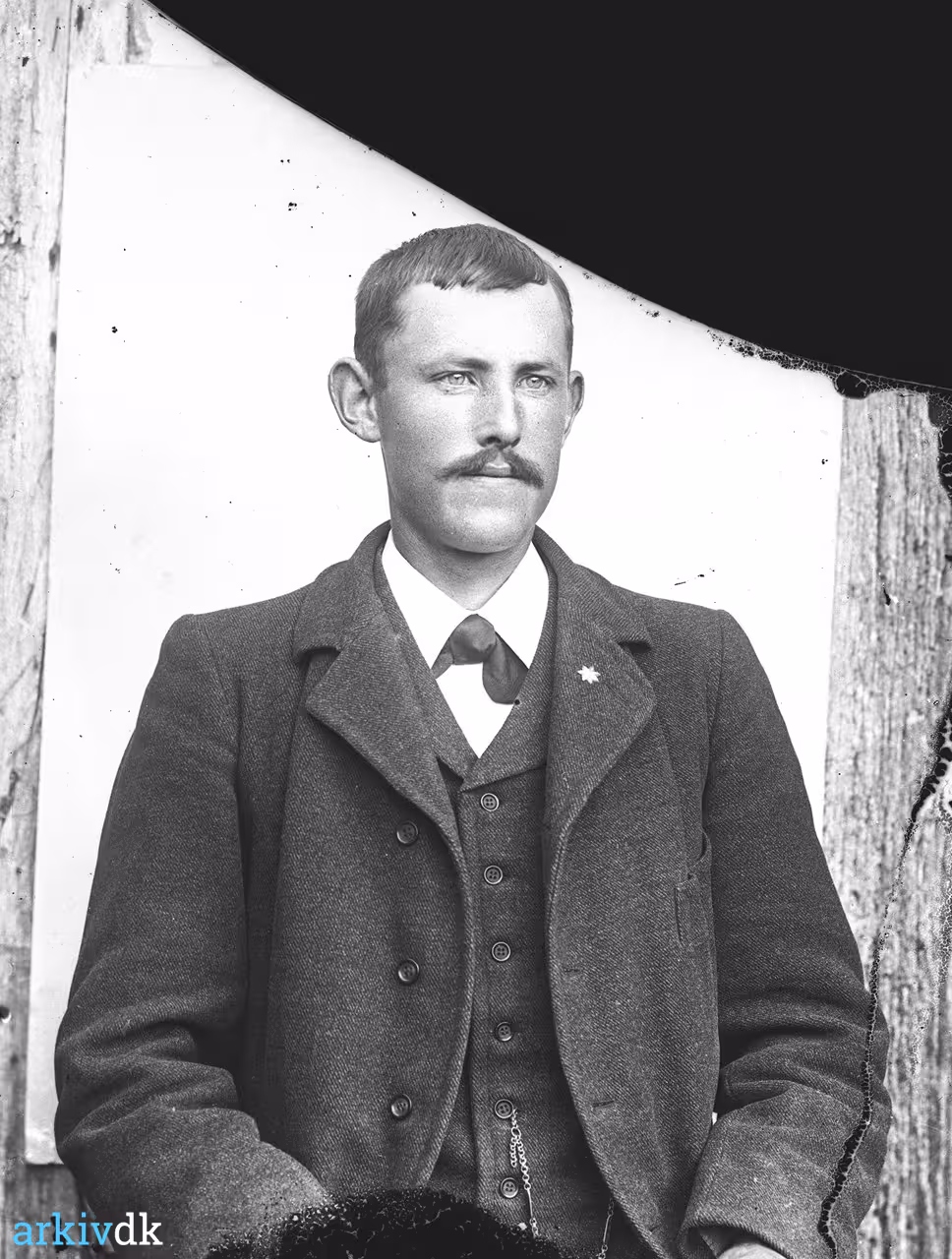arkiv.dk | En ung mand, Niels Peter Christiansen, Ulsted med afholdsstjerne på jakkeopslaget.