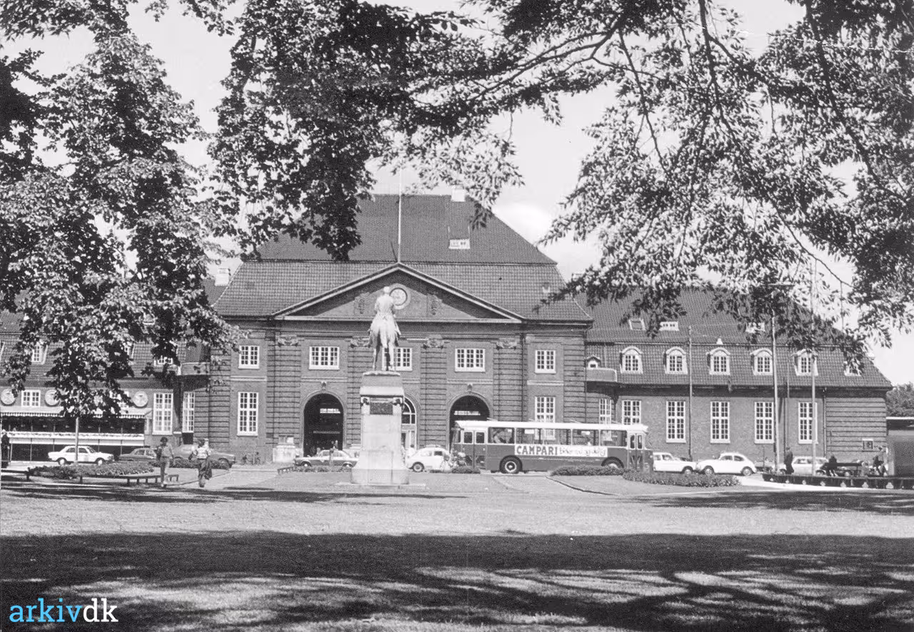 arkiv.dk | Odense Banegård set fra Kongens Have, 1960'erne.
