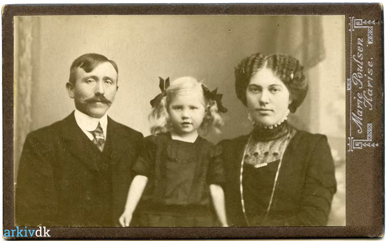 arkiv.dk | Fr a venstre: Emil Thorvald Nielsen, Erna Hansigne Nielsen, Kirstine Margrethe Nielsen