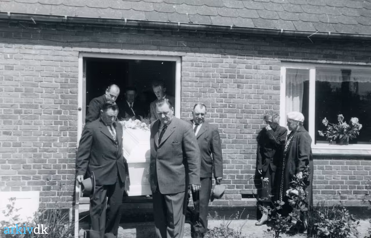 arkiv.dk | Ane Margrethe Christensens båre bæres ud til rustvognen, Halsvej, Vester Hassing.