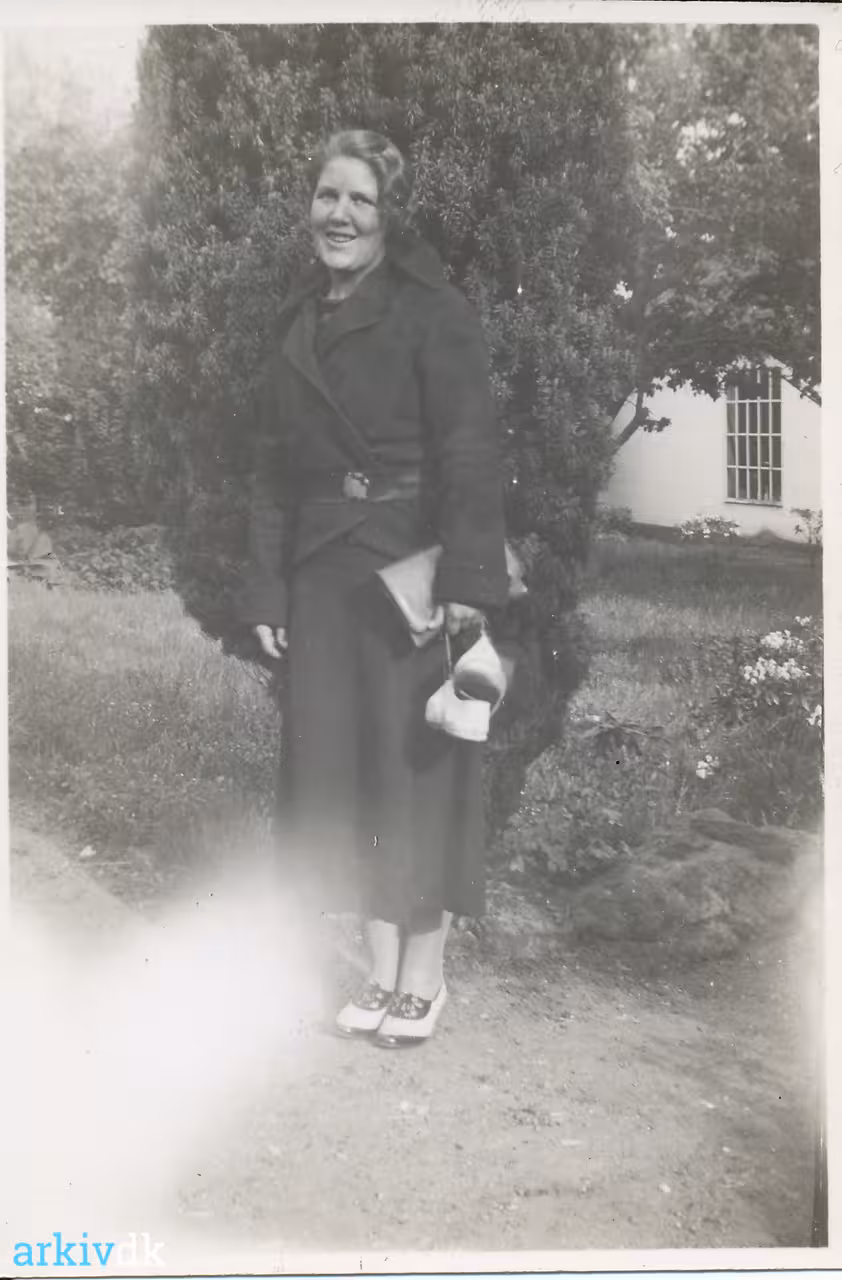 arkiv.dk | Laura Marie Warberg Larsen, datter af Adolph Larsen og hustru Johanne Christine ...