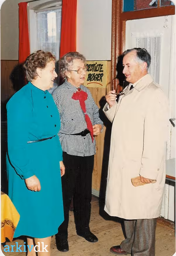 arkiv.dk | Fra v. Karen Dall, Anna Dinesen, Jels og Arne G. Larsen, Ø. Lindet v. udg. af "Et ...