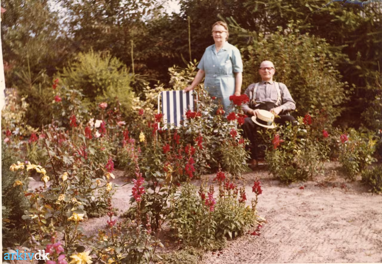 arkiv.dk | Kristine og Søren Andreasen i haven i Gåser