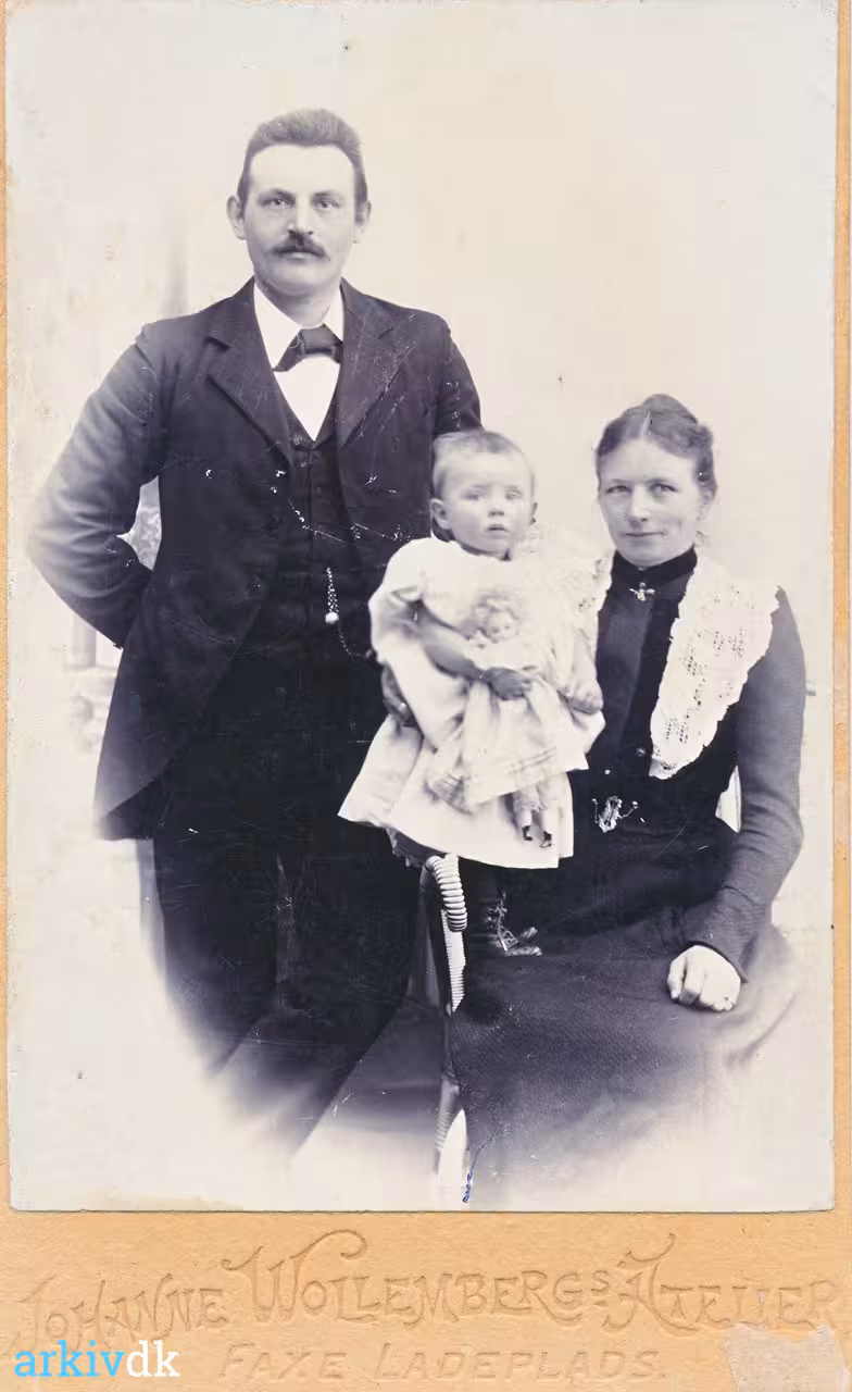 arkiv.dk | Gårdejer Niels Christian Larsen, Karen Sofie og datteren Johanne, Fuglsang, Faxe ...