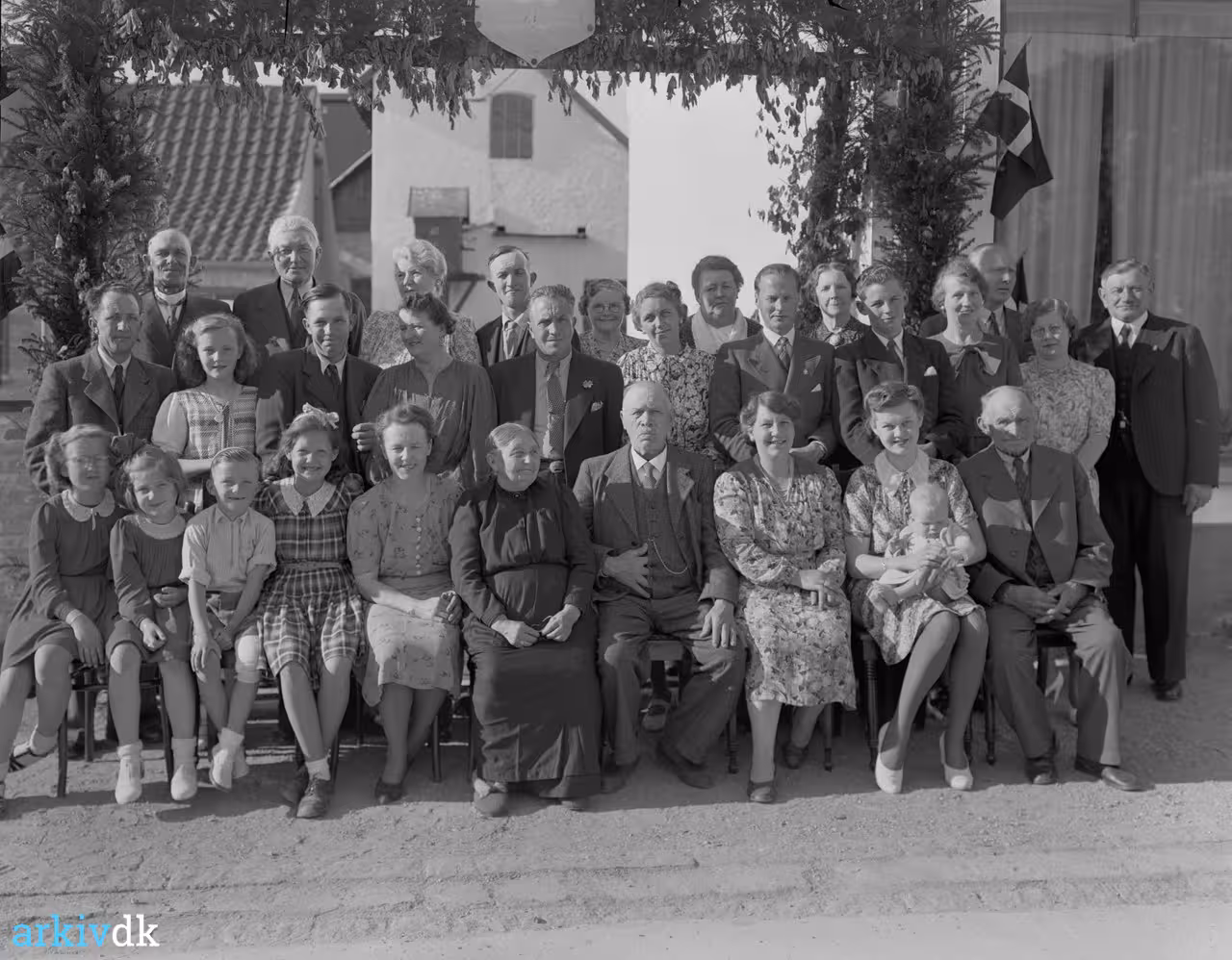 arkiv.dk | Guldbrudeparret Karen og Svend Hansen, med gæster.