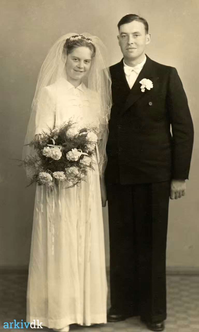 arkiv.dk | Brudeparret Cathrine Marie Nielsen og Niels Peter Madsen, år 1950, Hellevad sogn