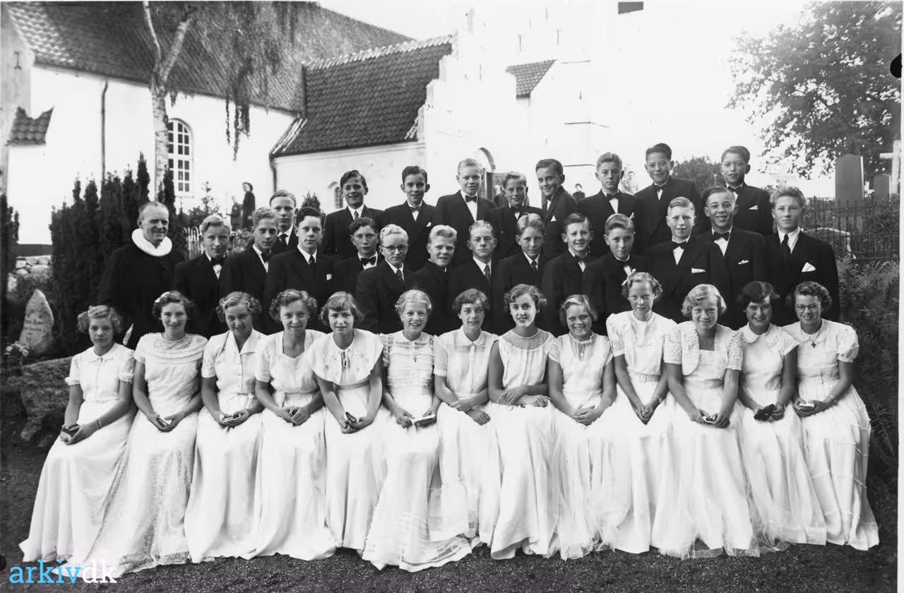 arkiv.dk | Konfirmander Ringe Kirke 1951 7/10