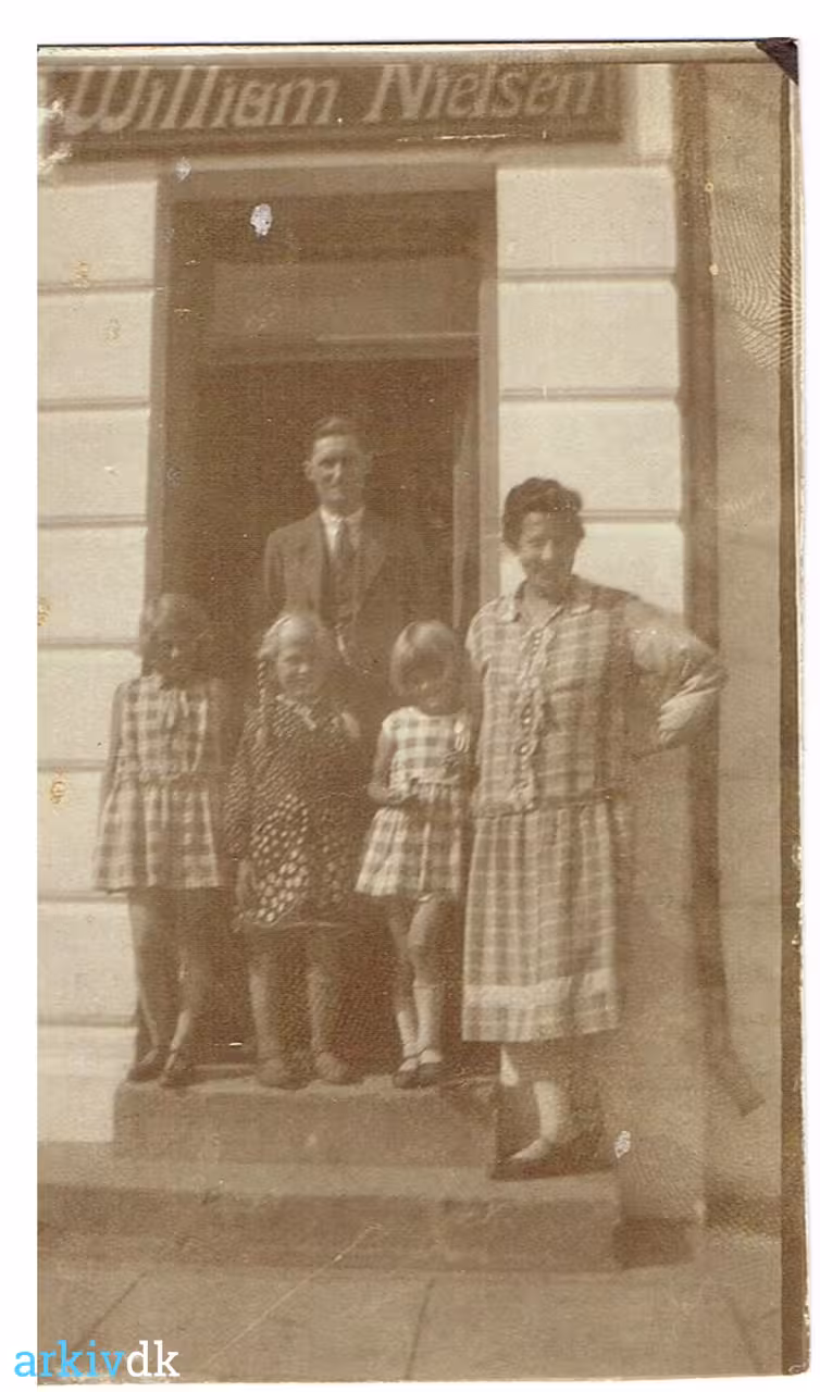 arkiv.dk | Manufakturhandler Niels William Nielsen, Juelsminde, og hustru Karen m. døtrene Inger ...