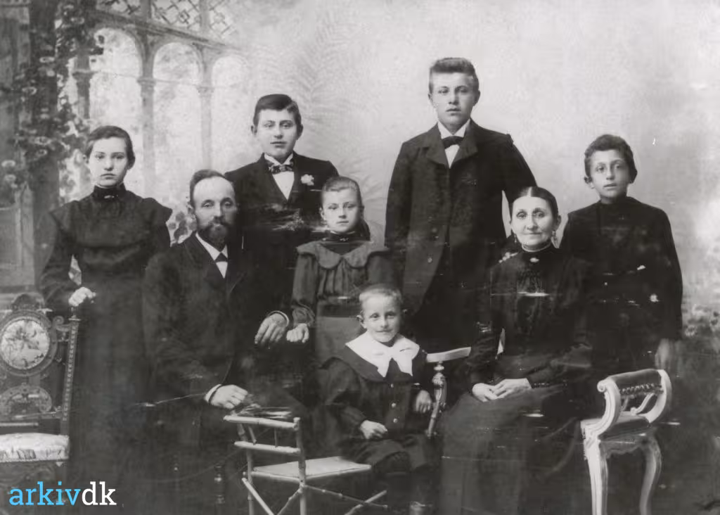 arkiv.dk | Familiebillede af familien Hansen Høj 1904, Nagelsti