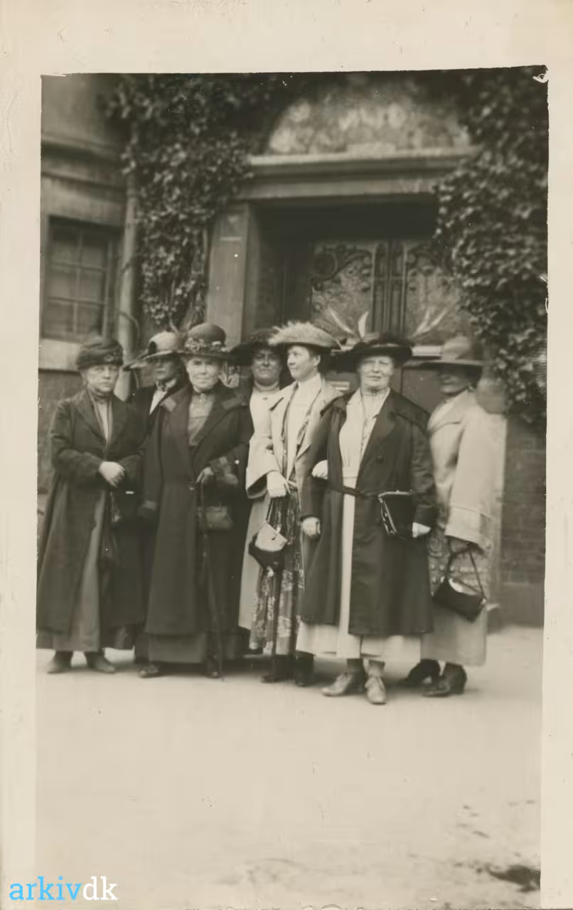 arkiv.dk | Fru Nielsen, kredslæge, var søster til fru Schytte