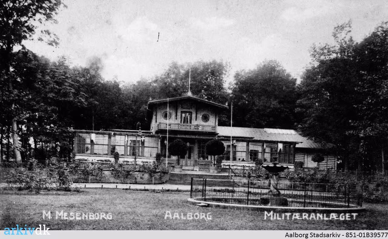 arkiv.dk | Pavillon i Karolinelund, med glasverandaen og springvandet foran.