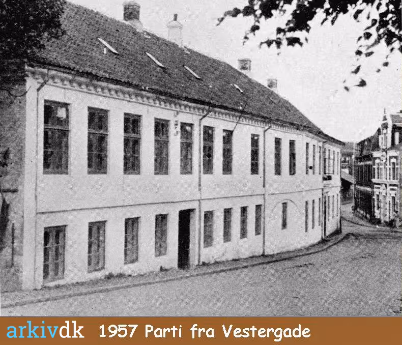 arkiv.dk | Parti fra Vestergade, Lemvig, 1957. Bygning ved foden af Vesterbjerg