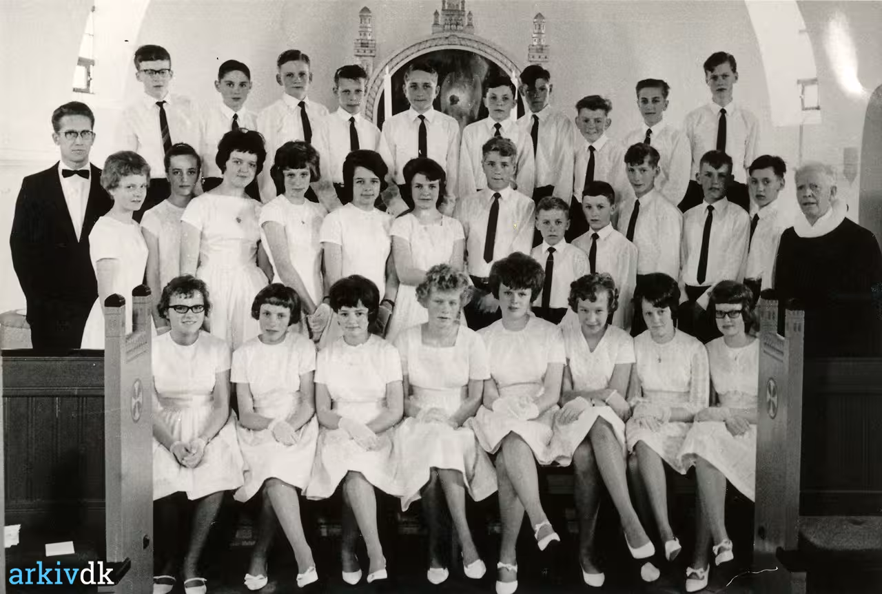 arkiv.dk | Konfirmander Skovlund Kirke 1. maj 1966.