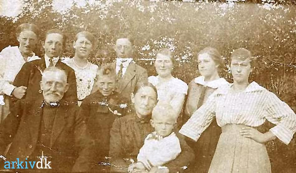 arkiv.dk | Ane Margrethe Jespersen ( født Pinholt ) og Poul jespersen med familie i Humlum - ca 1928