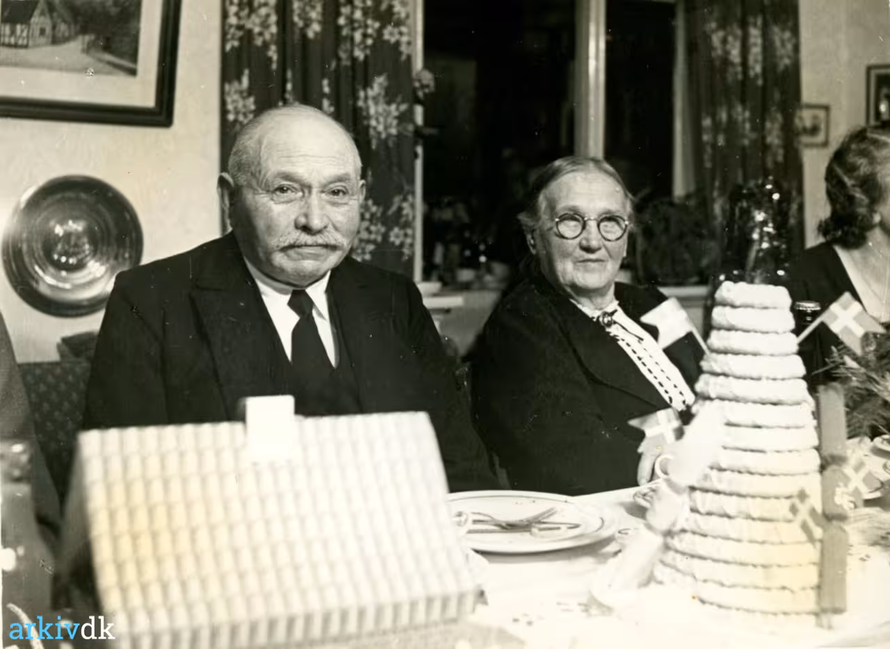 arkiv.dk | Guldbryllupsfest hos murermester Ane og Anker Jensen Breum Jakobsen, Skovlund. 1952.
