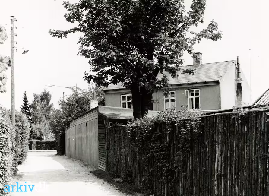 arkiv.dk | Damtofte Nordre Stræde set ned mod Ordrup Jagtvej