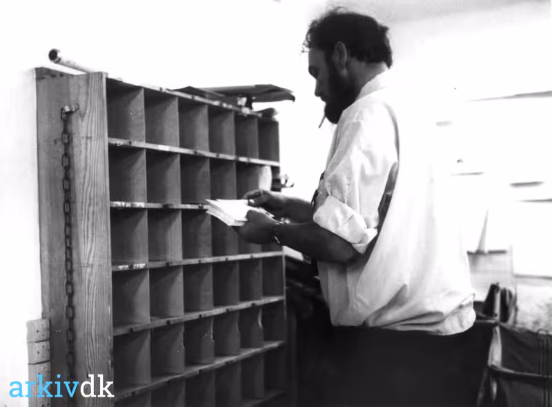 arkiv.dk | Postbud Ole Johansen sorterer post i Helsinge Posthus