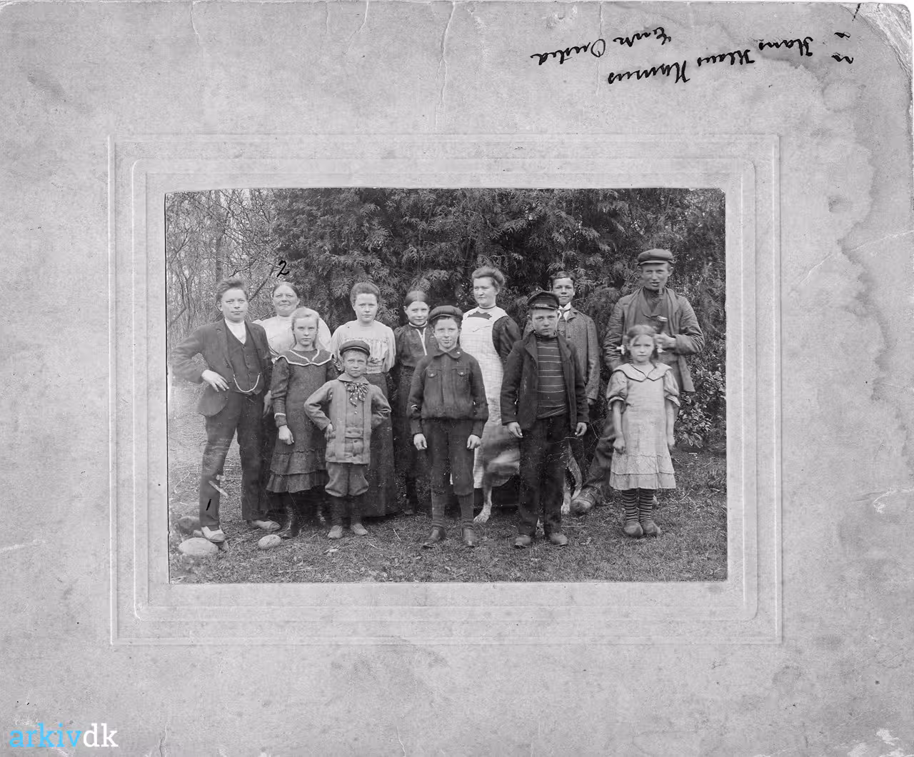 arkiv.dk | Hans Claus Hansens enke,Maren Kirstine med børn, tjenestefolk og bestyrer fra Osted.