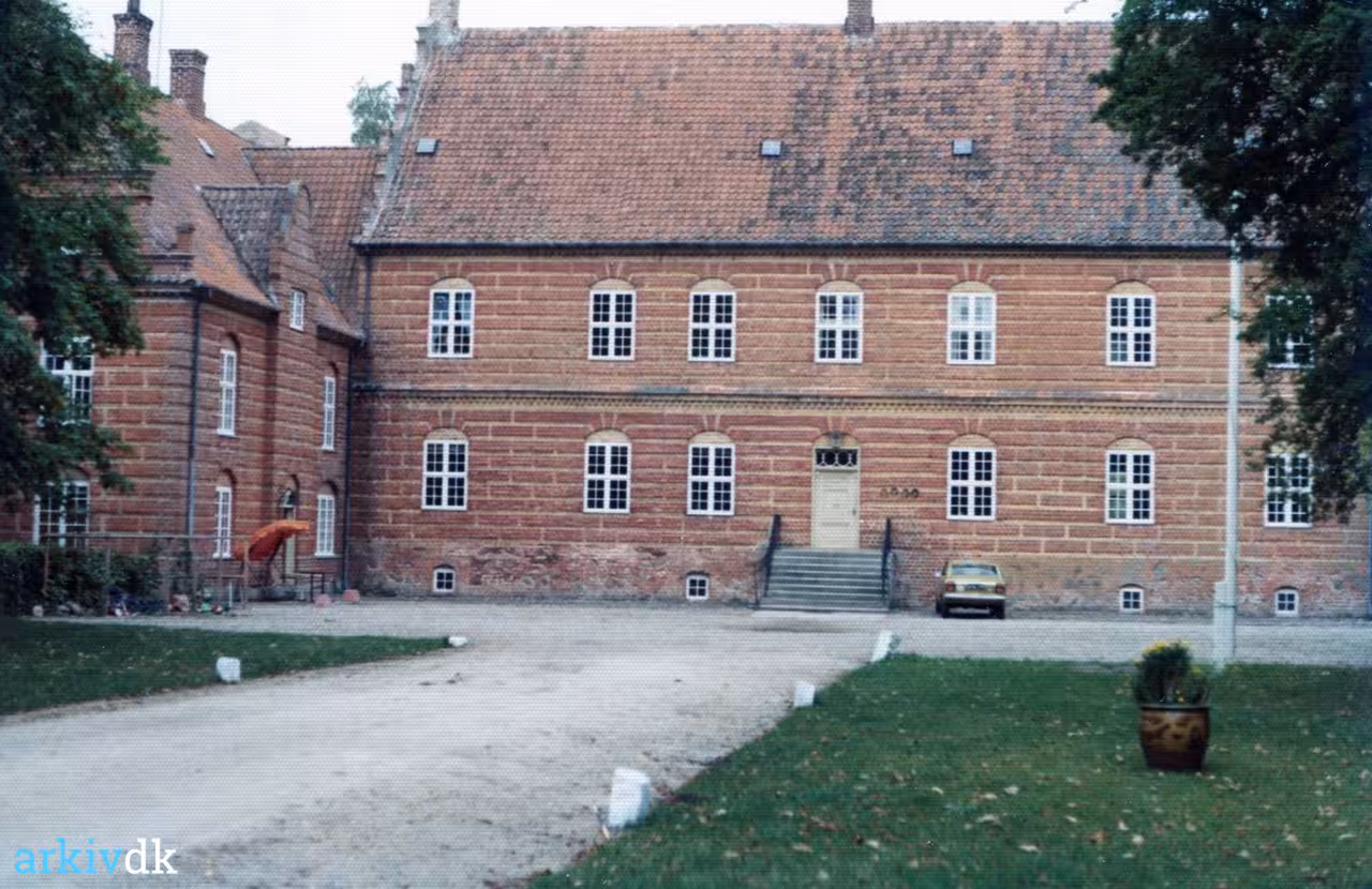 arkiv.dk | Juulskov Gods. Hovedbygningen, avlsgårdens stuehus, stald og den gamle smedie