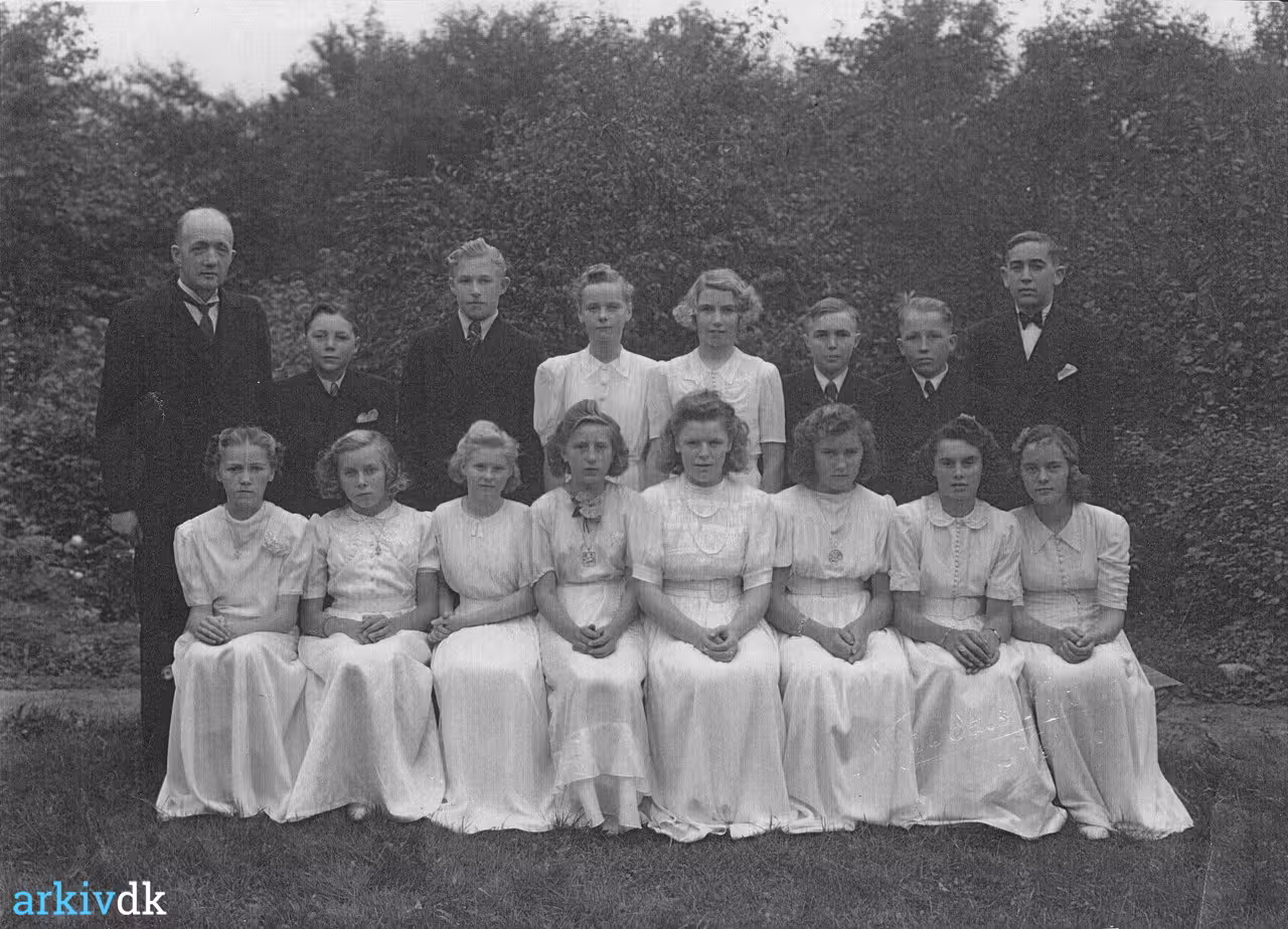 arkiv.dk | Konfirmation Grynderup 1945