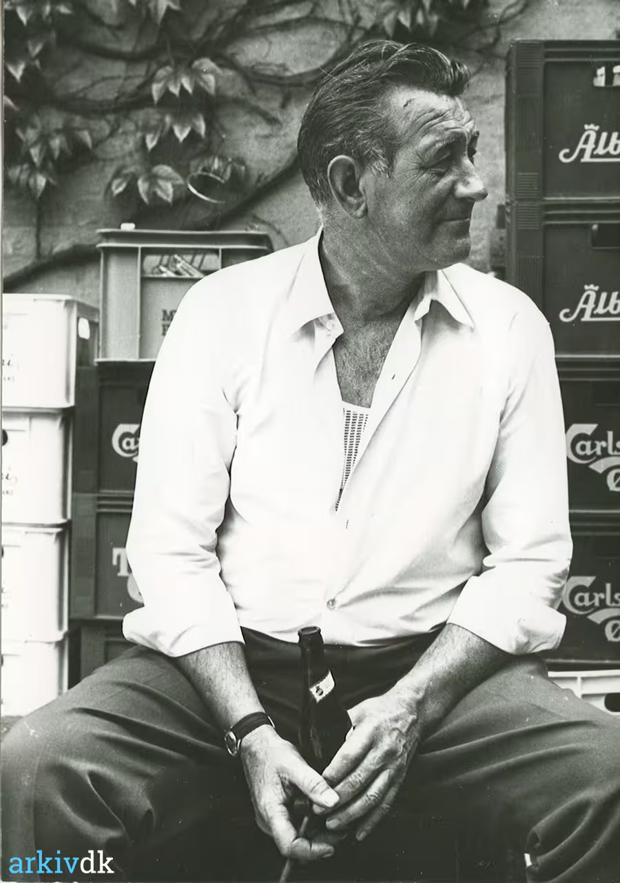arkiv.dk | Chauffør Poul Nielsen i "Cafe Dagmars" baghave, ejet at kioskejer, Dagmar Mortensen ...