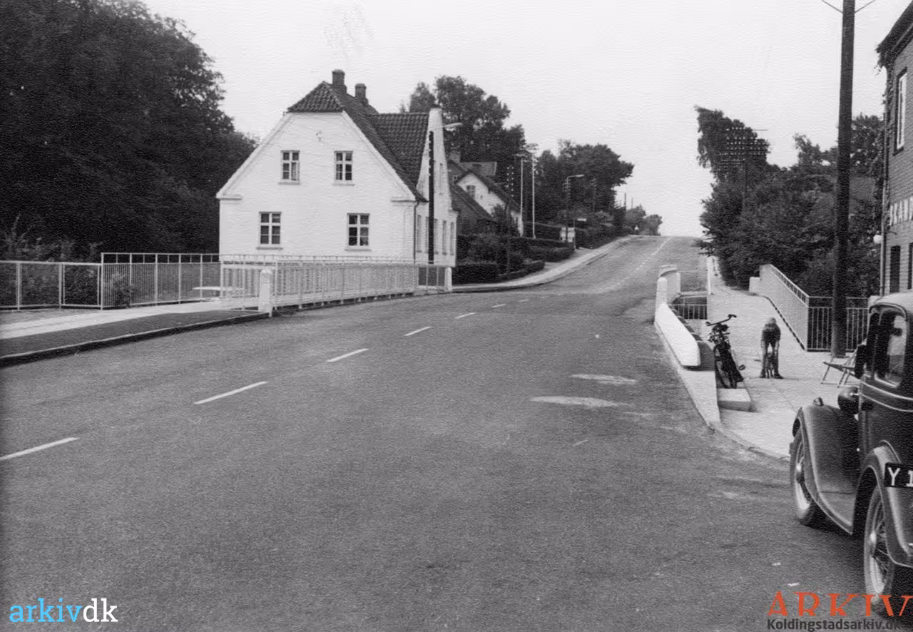 arkiv.dk | Bramdrupdam, Hovedvej 10 krydser Troldhedebanen ved Brugsen