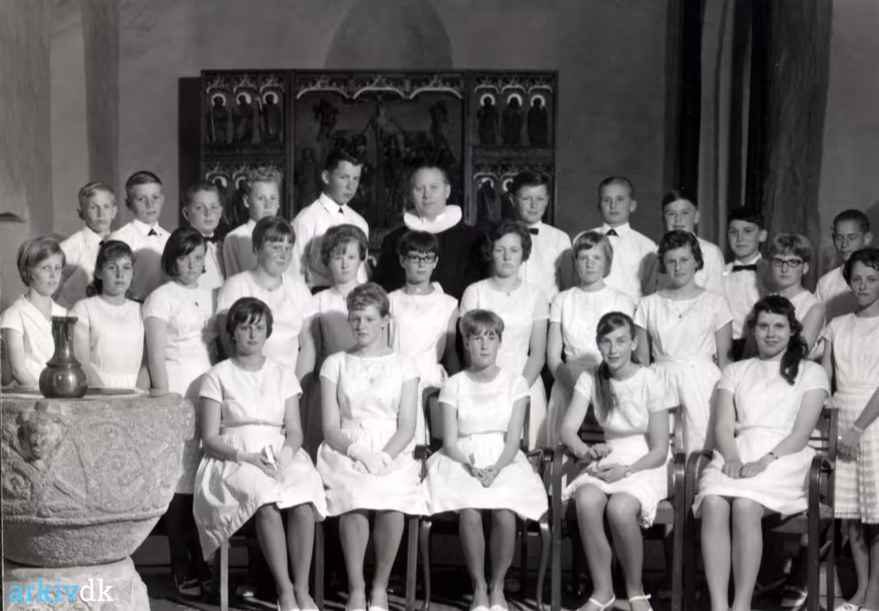 arkiv.dk | Hellevad Kirke 1966, konfirmander