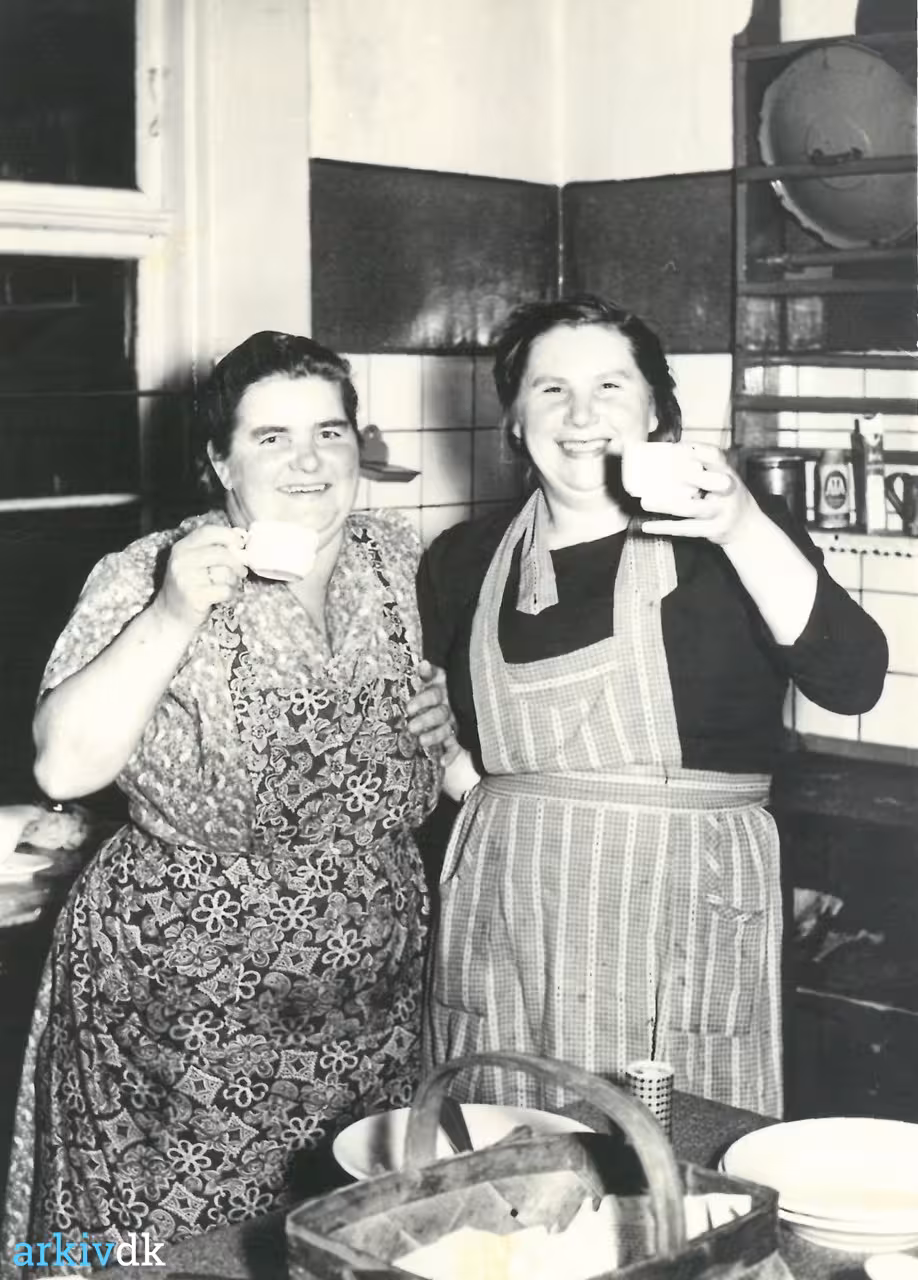 arkiv.dk | To kogekoner, Gudum