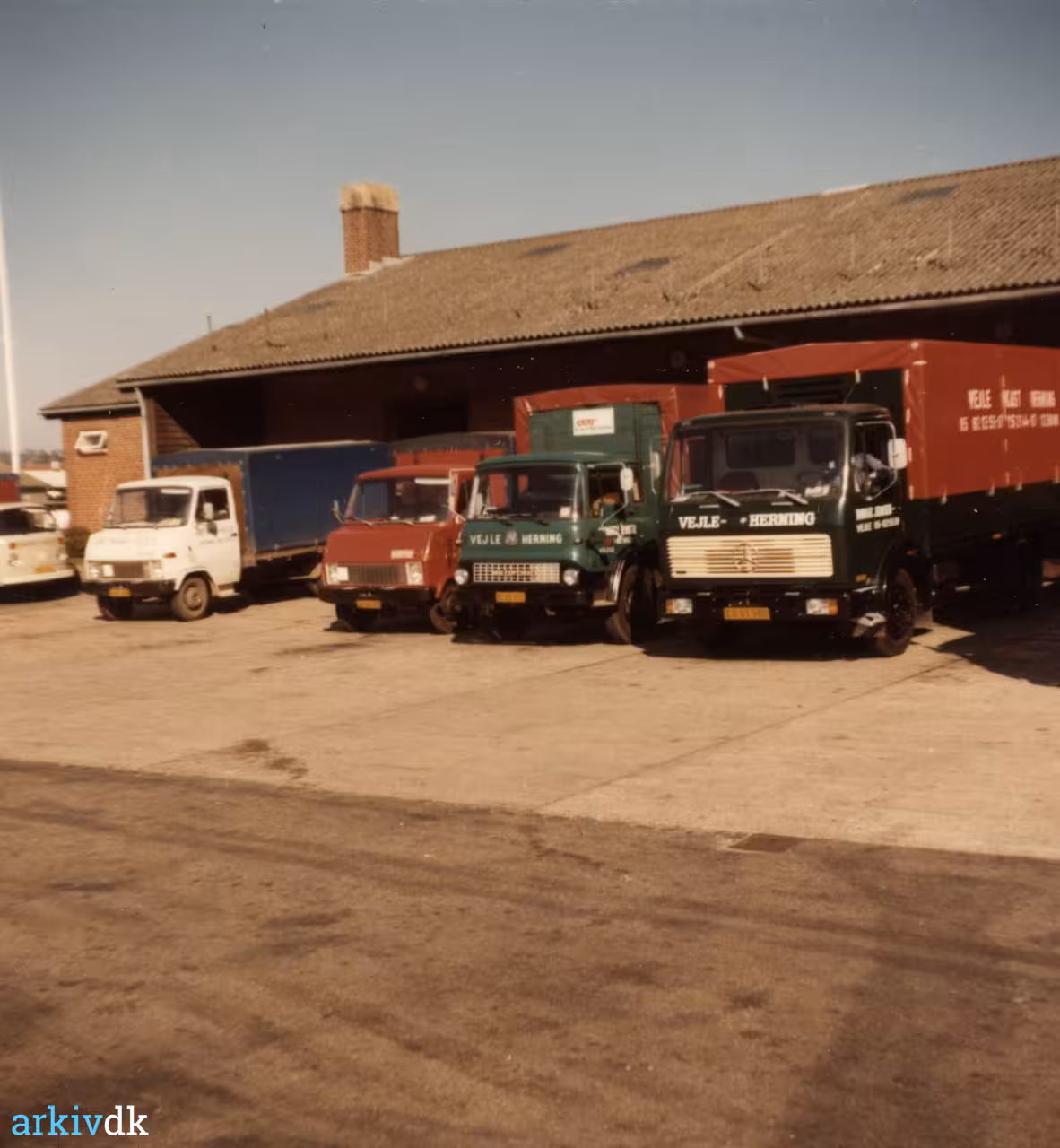 arkiv.dk | Vognmand Børge Jensens biler ved Vejle Fragtcentral, 13. september 1977