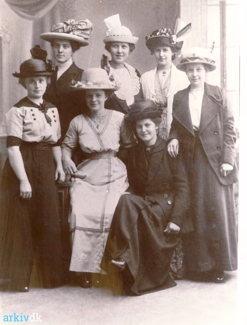 arkiv.dk | Hattedamerne i Hillested,Marie og Agnes Skovman Rasmussen ...