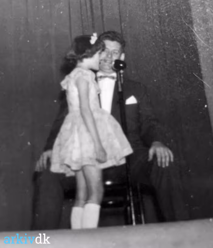 arkiv.dk | Inge Christiansen, Hørve, og Gunnar Juul, Kalundborg, optræder i Gøglervognen med ...