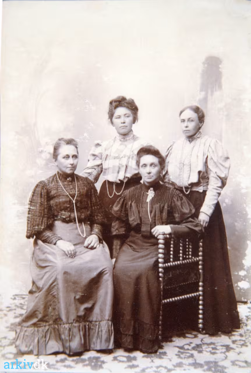 arkiv.dk | Mette Nielsen Caroline Nielsen Knudsen Ane Kirstine Henriksen Maren Nielsen Knudsen A 242