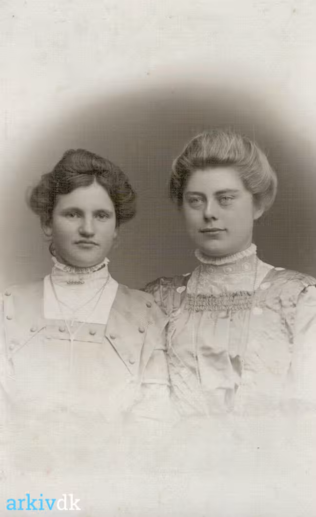 arkiv.dk | Laura Emilie Larsen og Ane Marie Sofie Olsen, Strøby