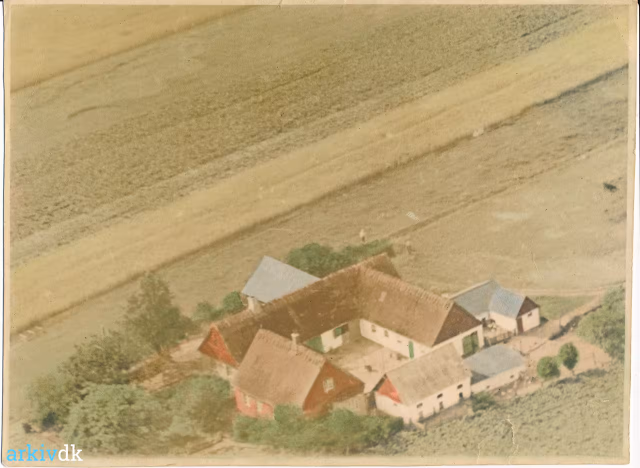 arkiv.dk | Luftfoto af gård på Kongsted Mark