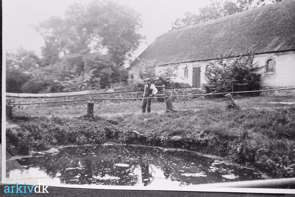 arkiv.dk | Husmand ved dam på Moesgaard.