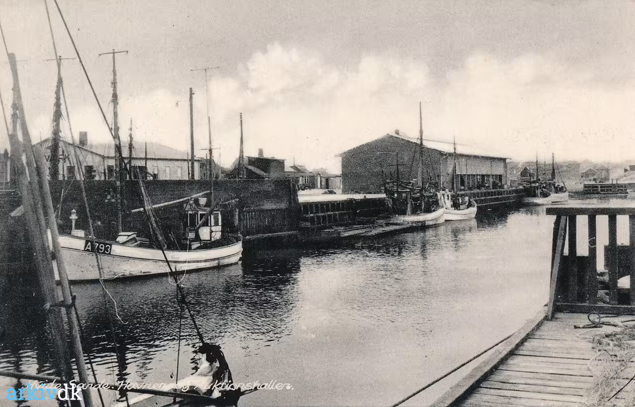 arkiv.dk | Hvide Sande. Havnen og Auktionshallen 1954