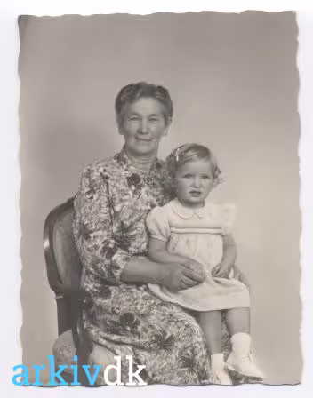 arkiv.dk | Marie Bugajski med barnebarnet Jennie, Gloslunde Gade 8, 4983 Dannemare