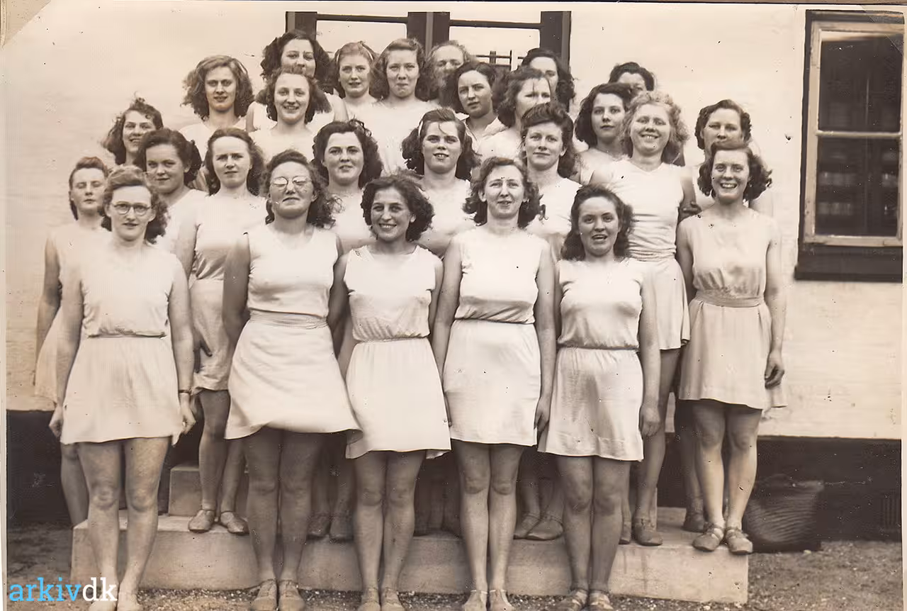 arkiv.dk | Ørslevgymnaster i Kauslunde, Kavslunde Sogn år 1949.