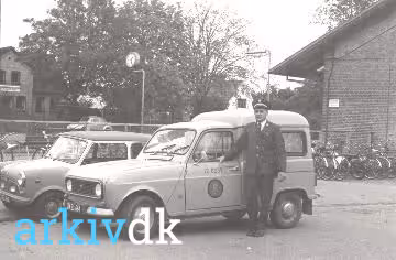 arkiv.dk | Postbud Frede Danskov Nielsen ved sin postbil foran Mørkøv postkontor 1978