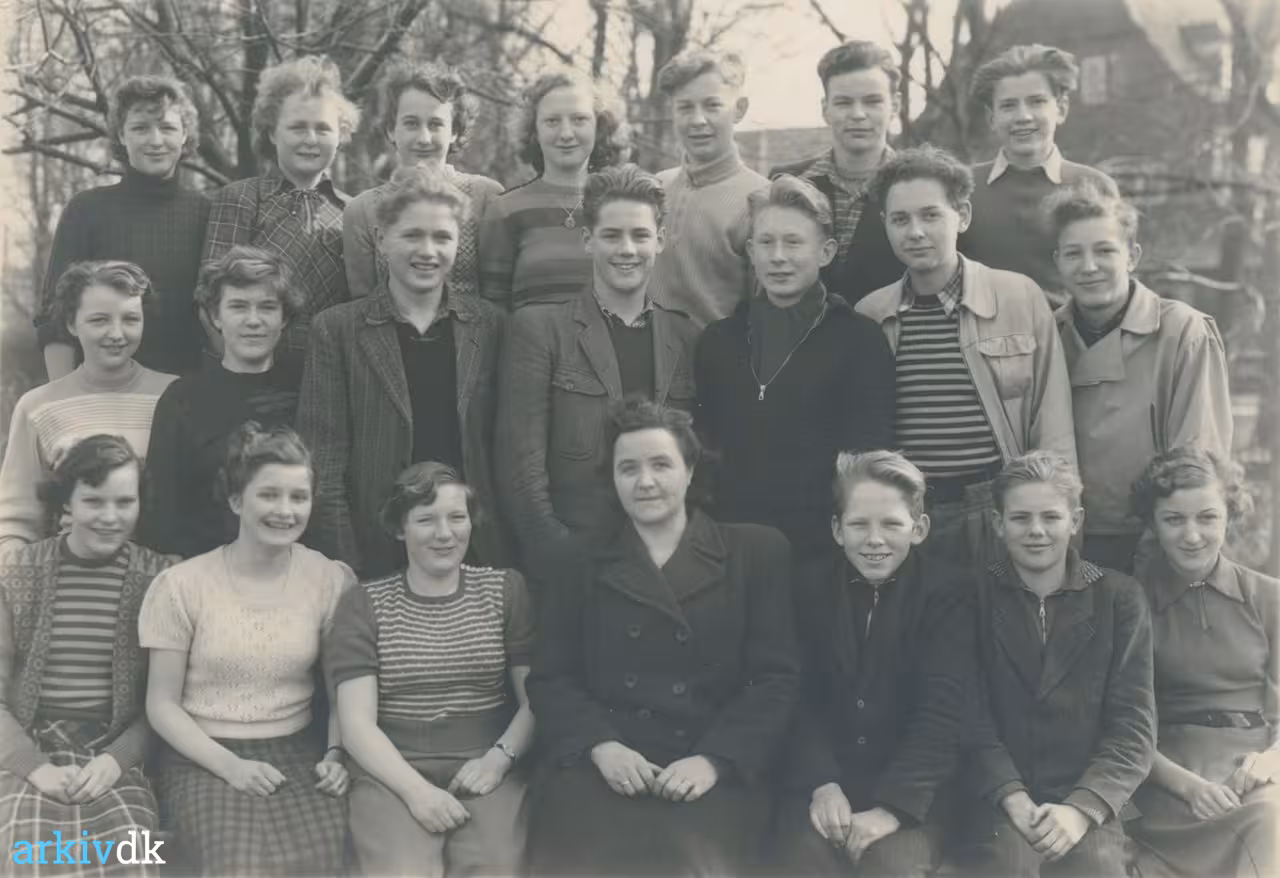 arkiv.dk | 4.mellem C på Statsskolen. 1951. Bageste række fv.: Henriette Mylin, Christine ...