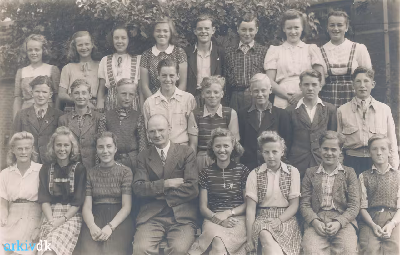 arkiv.dk | Skanderborg Realskole. Klassebillede af 4. mellem. 1943 Navneliste se: [F7]