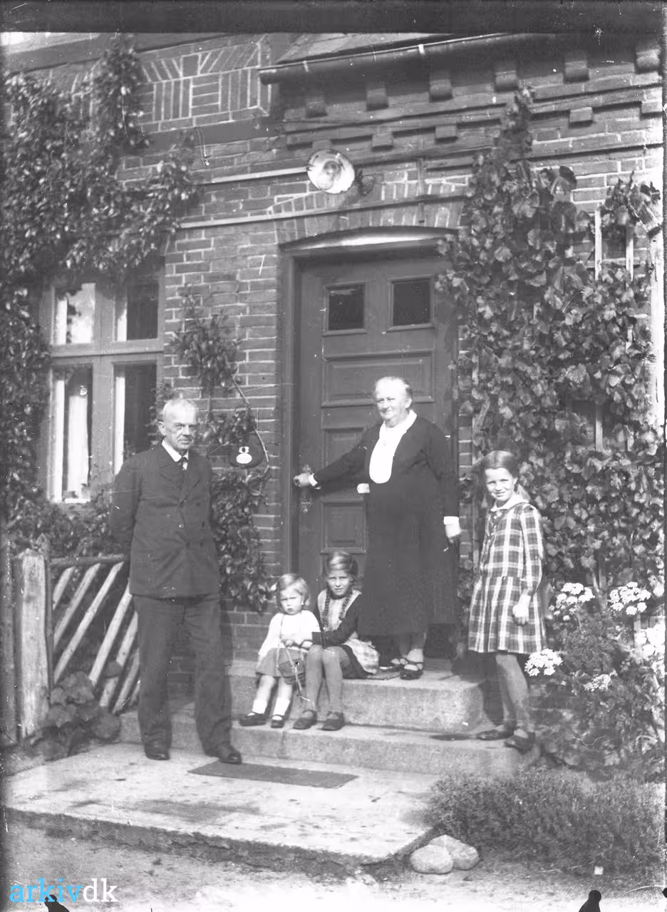 arkiv.dk | Doktor Isager og frue sammen med Gudrun Isagers børn foran Doktorgården i Ry.