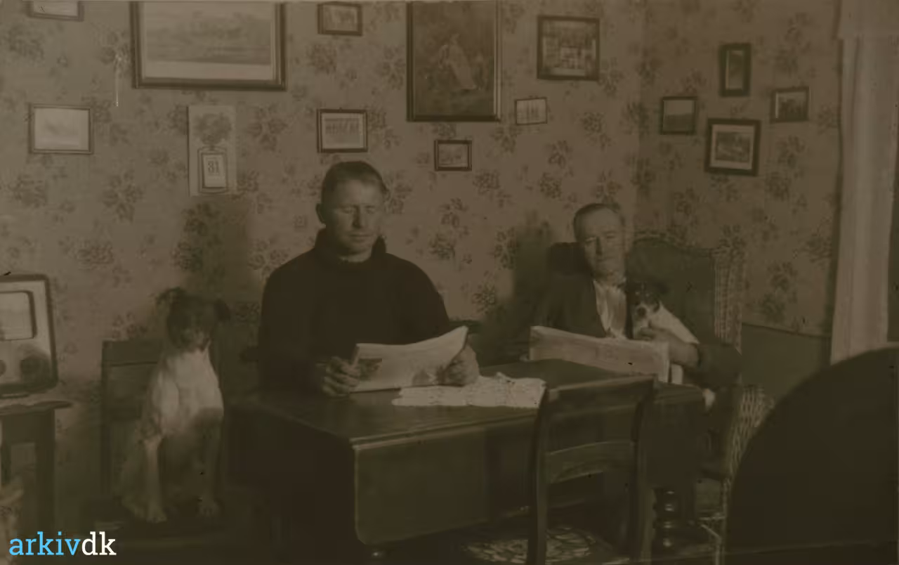 arkiv.dk | Der læses avis i stuen hos Christen Toft, Lillevordevej 5, Gudum
