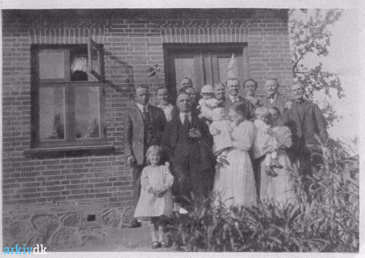 arkiv.dk | Knudsen-familien poserer foran Arnen i Alling i Ry.