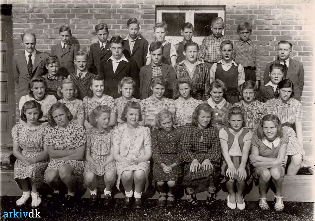 arkiv.dk | Konfirmander i Brande Kirke den 4. oktober 1942, ved pastor Andersen
