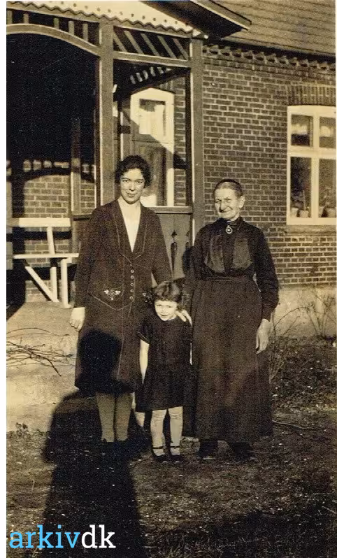 arkiv.dk | Marie Nielsen med svigerdatteren Erna og barnebarnet Mary på 'Damkær', Middelfartvej ...
