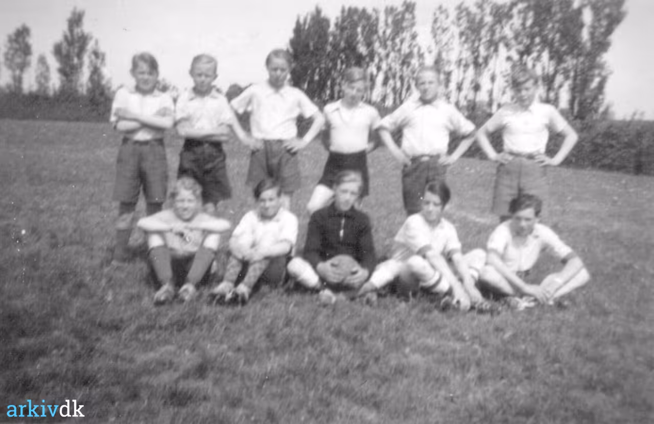 arkiv.dk | Fodboldhold fra Munkebo. 1.drengehold mod Kølstrup