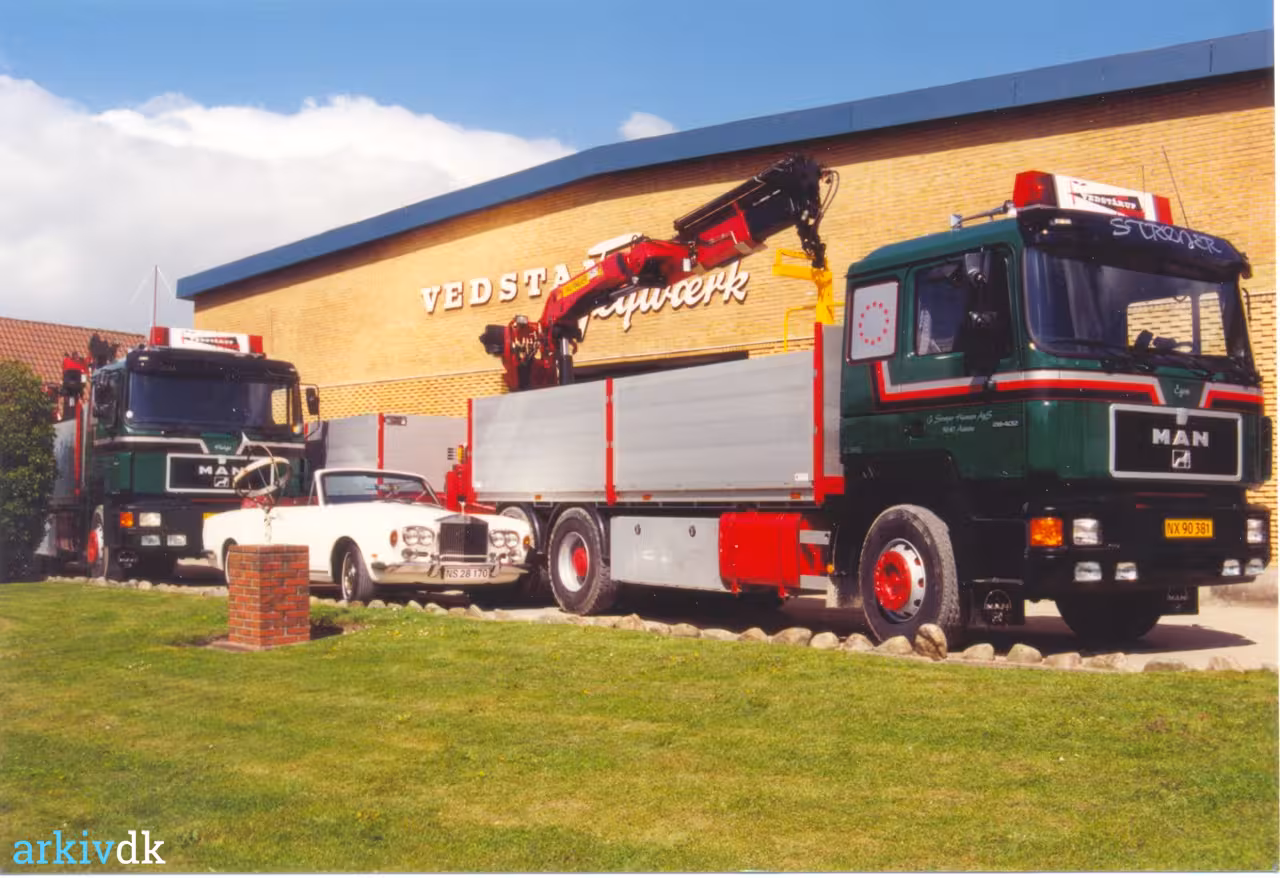 arkiv.dk | Store lastbiler uden for Vedstårup Teglværk. 2008