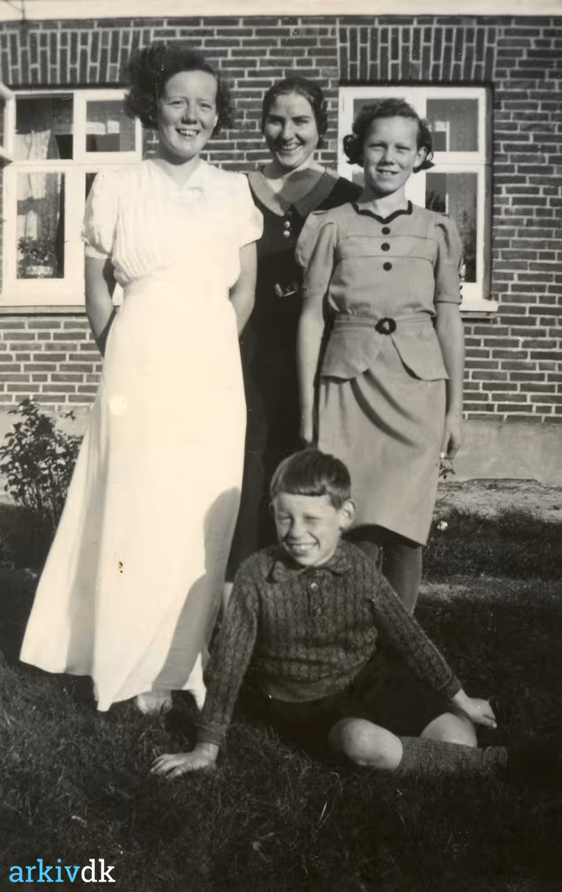 arkiv.dk | Gruppefoto af Ester, Selma og Vagn Jensen, Kærbæk, 6823 Ansager og Signe Clausen